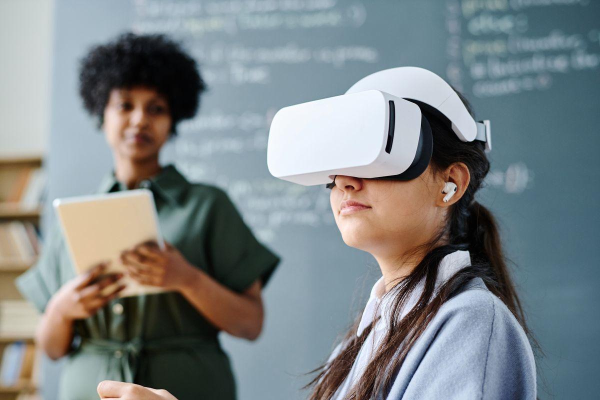 Revolutionizing Education: How VR/AR Powers Immersive Learning Experiences | EdTech Mate